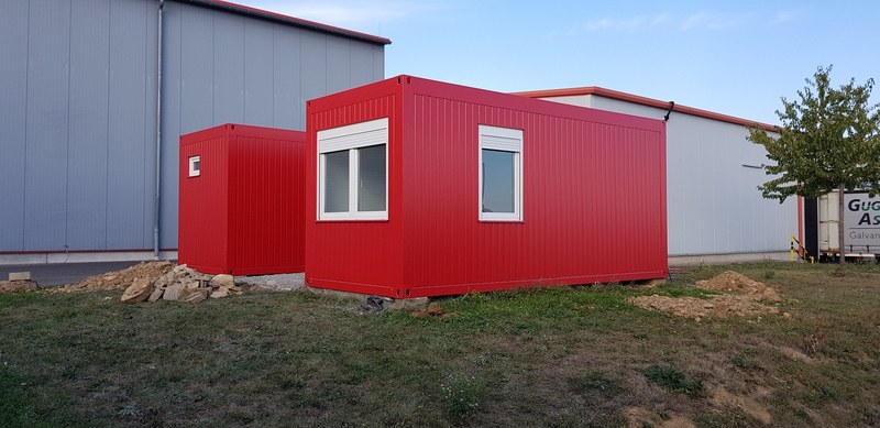 Aufenthaltscontainer mit kleiner Küchenzeile sowie Sanitärcontainer für weiblice und männliche ...